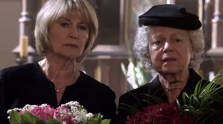 Eliška Balzerová a Iva Janžurová ve filmu Teorie tygra (2016, režie ...